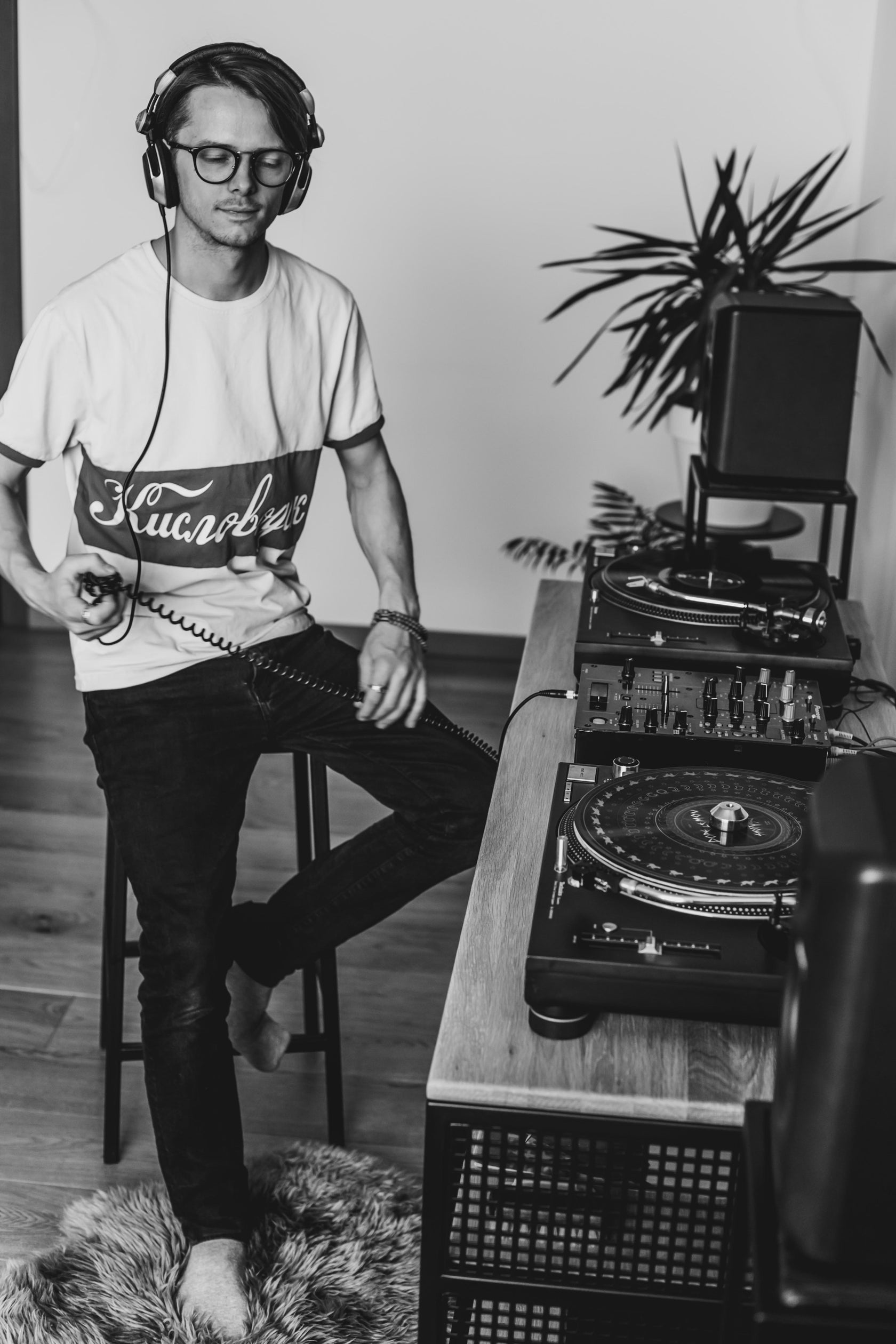 Stereometric DJ table for Vinyl Turntabl – Simon Mag